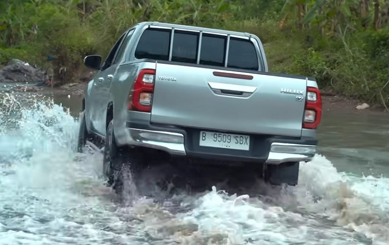 Review Toyota Hilux Double Cabin, Irit Dan Baknya Luas! – Moladin