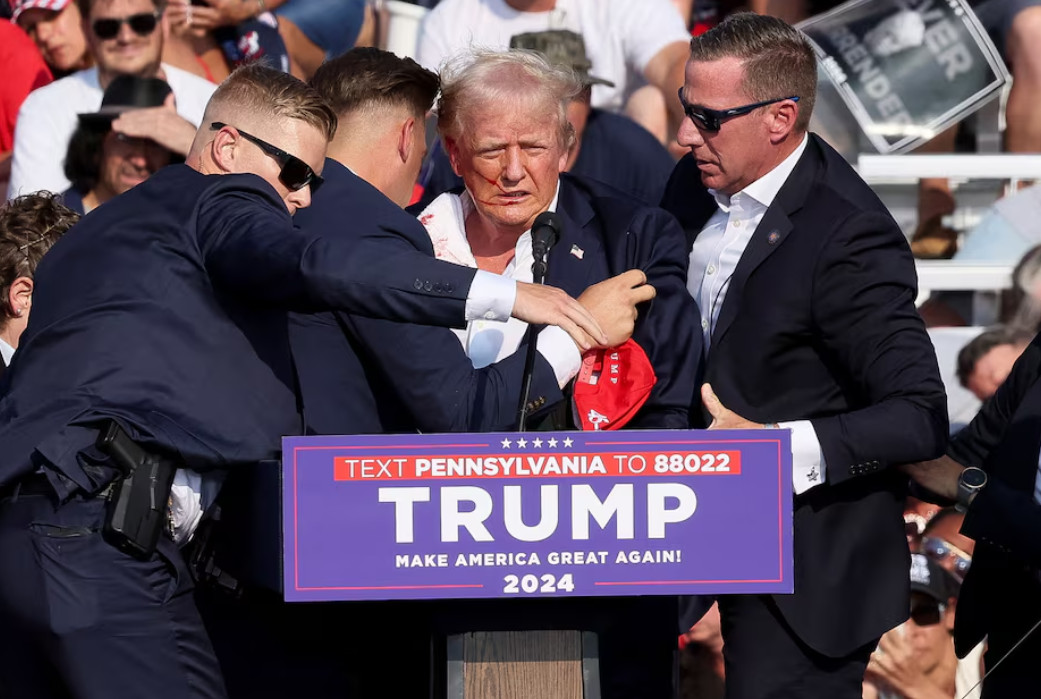 Donald Trump Ditembak, Telinga Terluka Dan Langsung Dilarikan SUV – Moladin