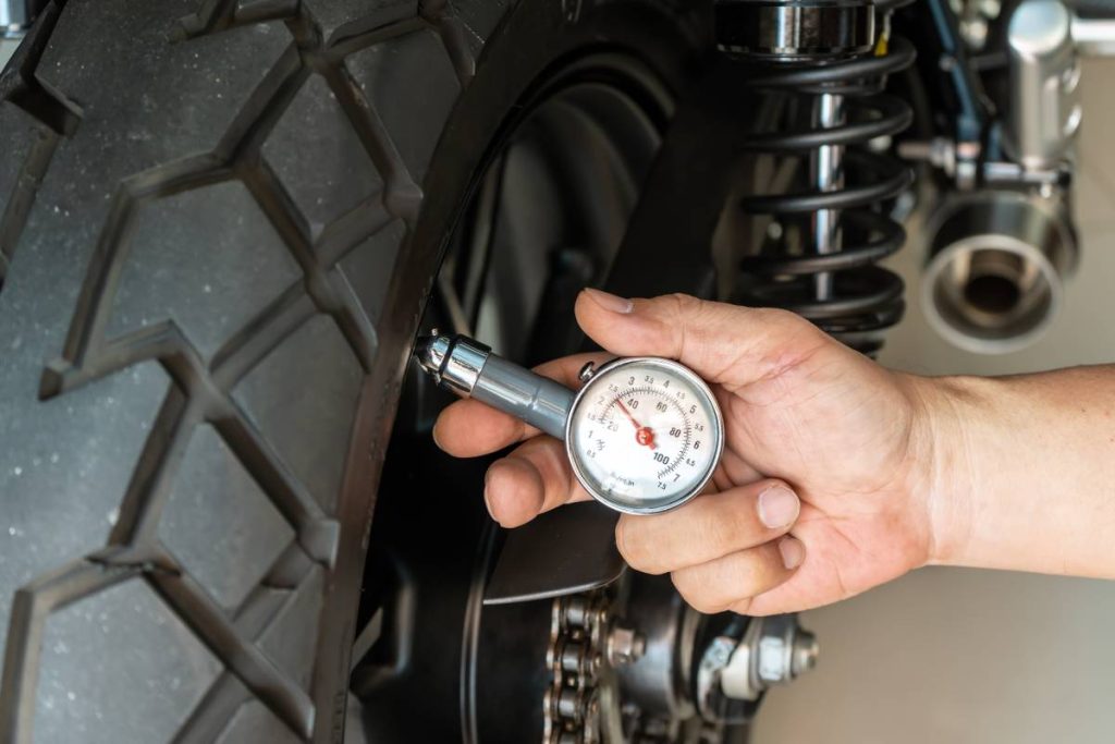 Daftar Tekanan Ban Motor Yang Ideal Semua Tipe, Lengkap!