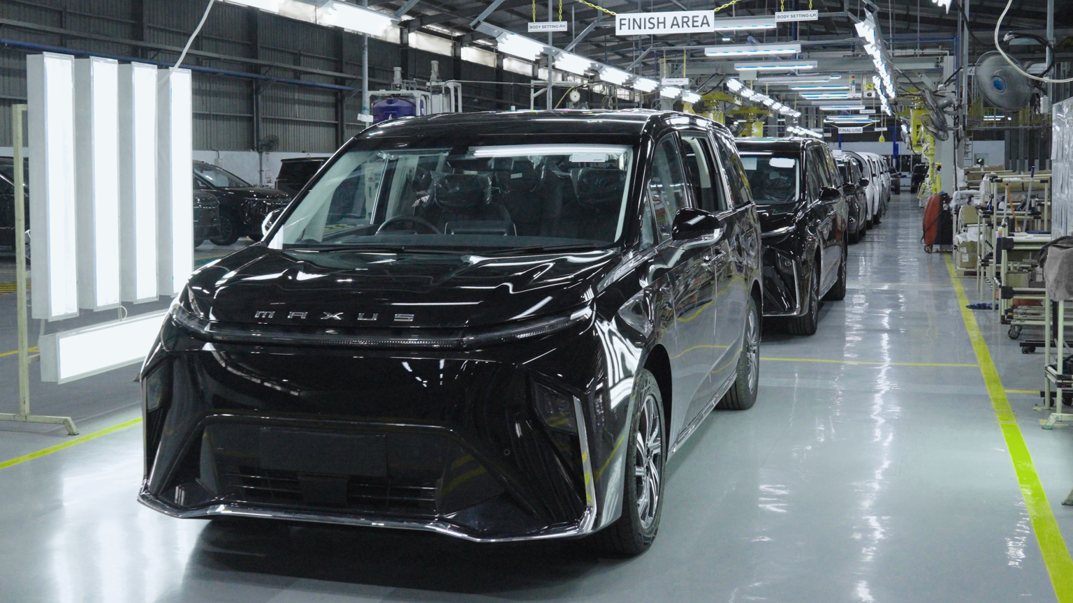 Maxus Menyerahkan Maxus MIFA 7 Dan MIFA 9 Produksi Lokal