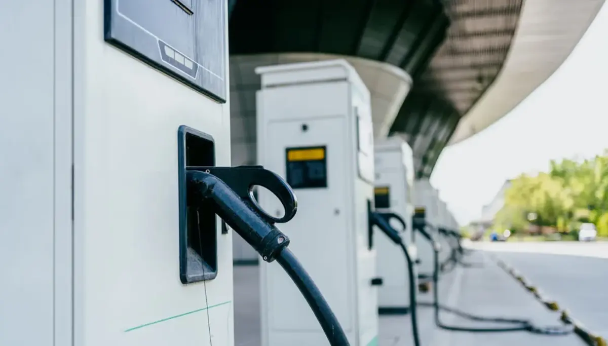 Biaya Charge Mobil Listrik Di Rumah Vs SPKLU Terbaru 2025